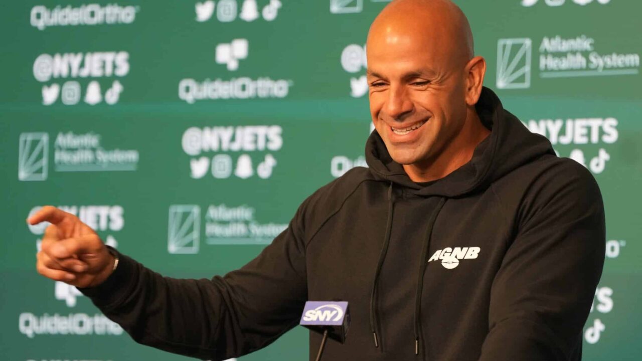 WFAN host, famed Jets fan Joe Benigno golfs with Robert Saleh