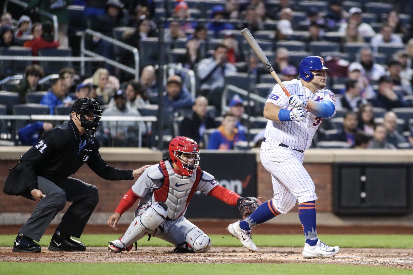 Mets' Daniel Vogelbach debuts new hairdo, and there's a lot going on